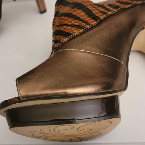 Dereon | Shoes | Dereon Platform Bootie Heels Beyonce Obsessed Bronze ...
